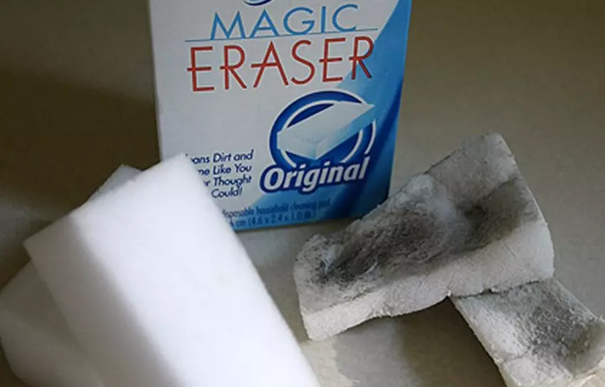 Ang Magic sponge Usahay, alang sa paglimpiyo labi na ang mga hugaw nga nawong, ang mga espesyalista sa mga kompanya sa paglimpiyo naggamit mga melamine sponges nga si Mr. Limpyo Kung wala ang paggamit sa mga detergent, kini nga mga espongha nagtugot kanimo nga limpyohan ang hapit bisan unsa sa usa ka pagsidlak.