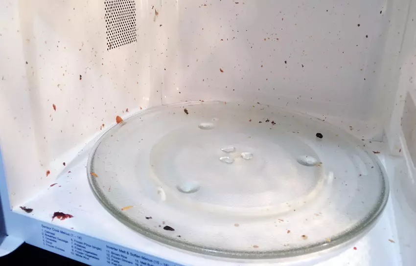 Paglimpyo sa microwave Sa pipila nga kusina, ang sulud sa usa ka oven sa microwave ingon usa ka natad sa militar sa kadaghanan nga mga oras pagkahuman sa pagsulay. Ang tanan nga mga labi nga pagkaon nga naa sa dingding lisud makuha. Aron mahimo’g kadali ang mga butang, ibutang ang tibuuk nga tasa sa tubig sa microwave ug ipainit kini sa usa ka hubag. Dugangi niini ang kaumog sa oven, nga maghimo sa bisan unsang mga residu nga nagsunod sa mga dingding nga hinay ug dali makuha.