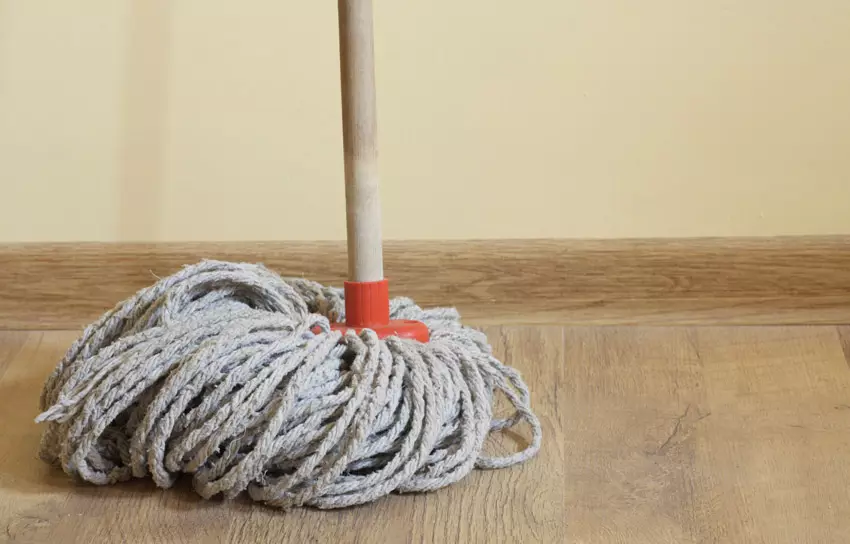 Top-down Stofjen op 'e kofjetafel en dan op' e jaloezjes sil gewoan tiidfergriemerij wêze. Partikels stof fan 'e jaloezjes sille op' e ien of oare manier op 'e tafel komme dy't krekt is skjinmakke, en it sil opnij moatte wurde wiske. Om objekten ferskate kearen net te wiskjen, moatte jo fan 'e top begjinne, stadichoan nei ûnderen bewege. Reiniging yn in lofts-nei-rjochts as rjochts-nei-lofts rjochting soarget derfoar dat jo neat misse en tiid besparje, om't jo net yn 'e keamer doarmje op syk nei stoffige dingen.