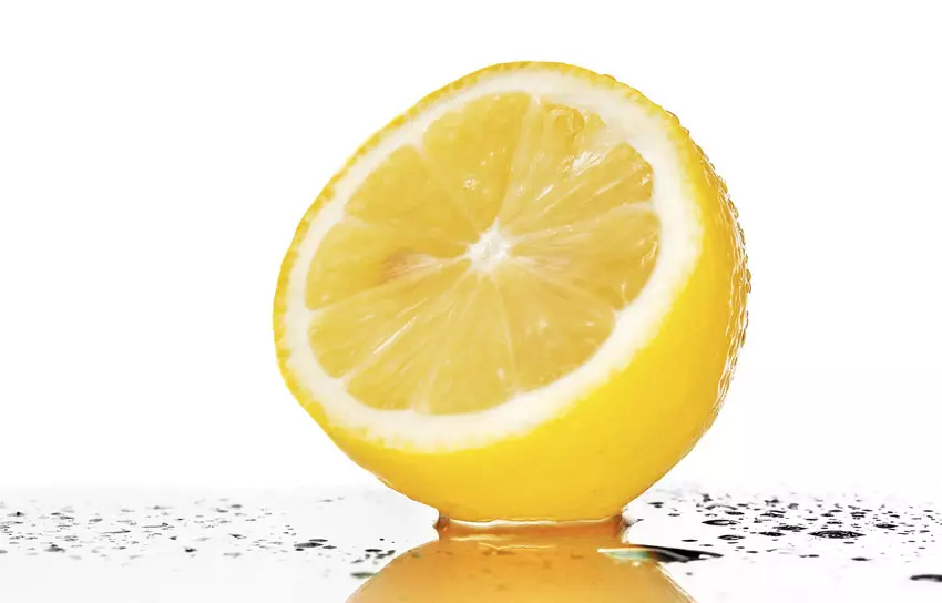 Mga manglimpiyo sa taya nga Rust stains mahimo usab nga tangtangon gamit ang mga dali nga gamit. Usa na niini ang lemon juice. Guntinga ang lemon sa tunga, pugaa ang duga sa mantsa ug biyai mga 10 minuto. Ang matig-a nga mga lama nga dili moubus sa daghang mga semana o bisan mga bulan ang edad labi ka epektibo ug dali nga tangtangon nga adunay mga espesyal nga remact sa taya sa kemikal.