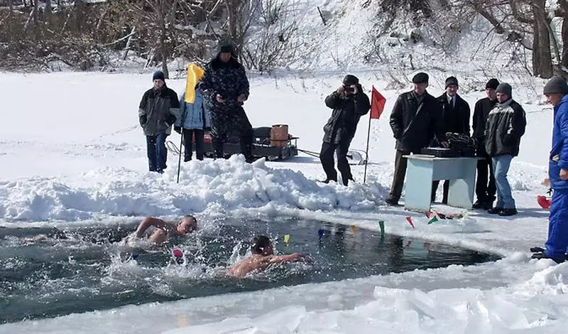 Acqua fredda e raffreddore Il freddo, di per sé, non può causare raffreddori. Saltare nell'acqua ghiacciata e poi scendere a terra e fare un buon riscaldamento probabilmente non ti farà star male. In realtà, il pericolo di prendere un raffreddore è molto più alto in una calda cerchia di amici riuniti in una stanza chiusa.