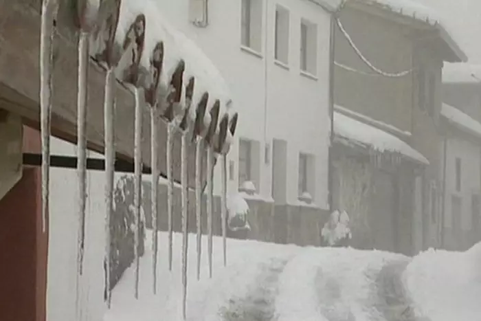 Spagna Alla fine di aprile 2013, una nevicata ha colto di sorpresa gli abitanti della soleggiata Spagna. In alcune regioni del paese, lo spessore del manto nevoso ha raggiunto i 18 centimetri.