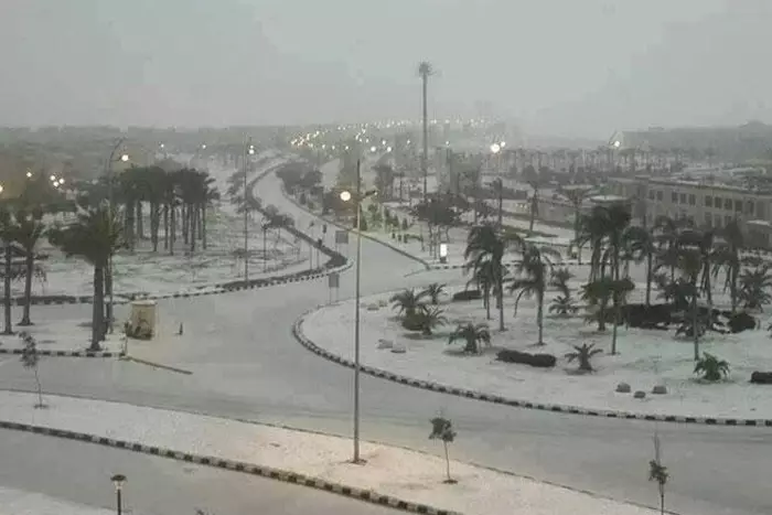 Egitto Nel dicembre 2013, una nevicata ha colpito l'Egitto. I residenti del Cairo e di un certo numero di altre città hanno dovuto affrontare una rara anomalia meteorologica per questi luoghi. Prima di questo, l'ultima volta che la neve è stata vista in Egitto 122 anni fa.