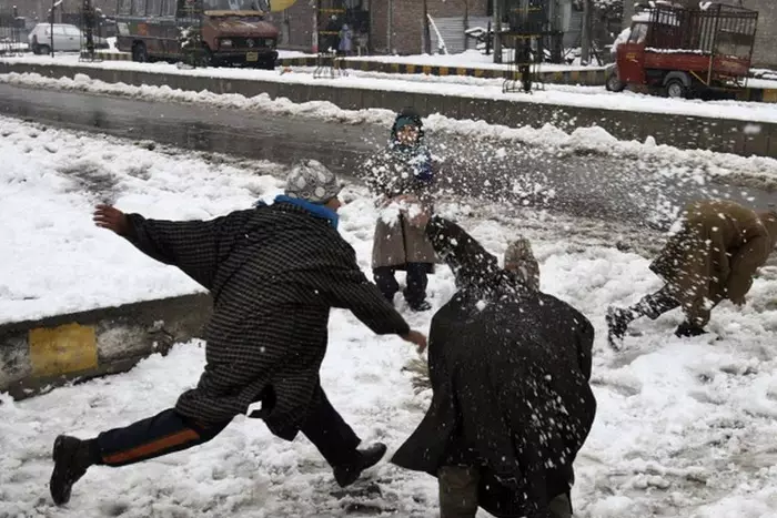 India Il vero inverno è arrivato nel dicembre 2014 in India. Nel nord del Paese, l'acqua si è congelata nei rubinetti. La temperatura dell'aria è scesa bruscamente e la neve è caduta.