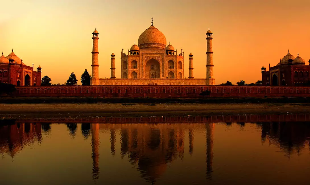 Taj Mahal India Mae'r Taj Mahal yn brydferth mewn unrhyw olau, ond mae'r machlud yn wirioneddol fythgofiadwy.