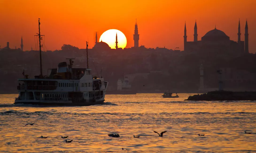 Istanbul Tierkei Déi bescht Zäit fir de Sonnenënnergank ze kucken ass ee vun de Booter, déi de majestätesche Bosphorus fueren.