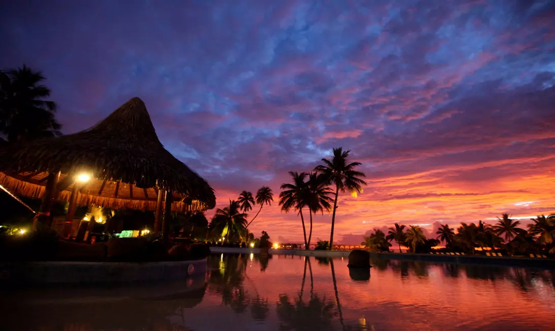 Bora Bora Tahiti Les illes Bora Bora estan plenes de màgia de bellesa primordial, que es veu millor a la posta de sol.