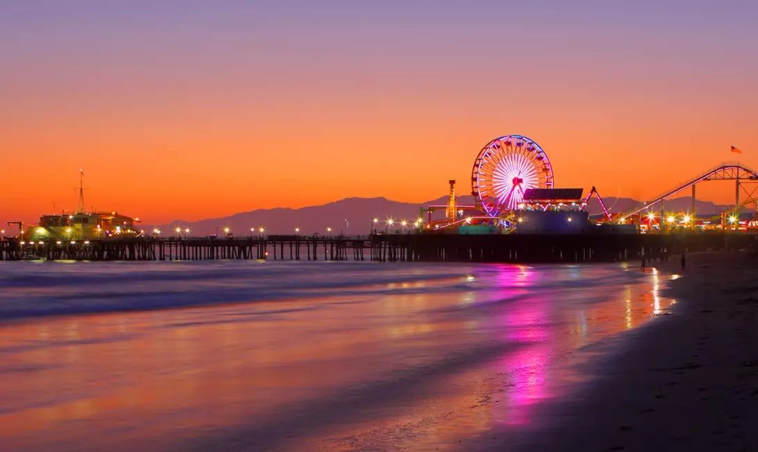 Santa Monica California Ang perpektong paraan upang panoorin ang paglubog ng araw sa Santa Monica ay ang lokal na Ferris wheel, na nag-aalok ng hindi kapani-paniwala na mga tanawin mula sa itaas.