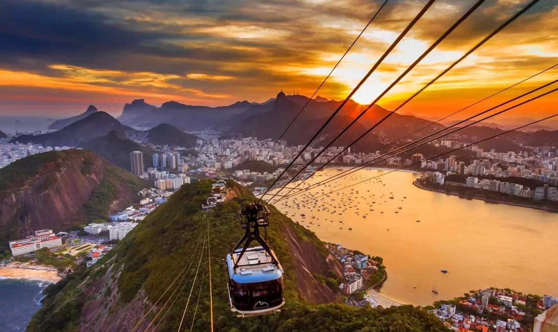 Rio de Janeiro Brezîlya Biceribînin ku berî tava rojê hilkişin ser teleferîkê - ji ber vê yekê hûn ê lûtkeya wê li cîhê herî bilind ê hilkişînê bibînin.