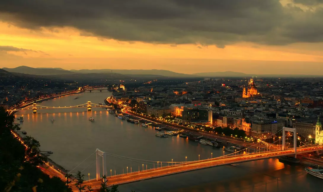 Budimpešta Madžarska Veličastna arhitektura madžarske prestolnice ima koristi le od barv zahajajočega sonca.