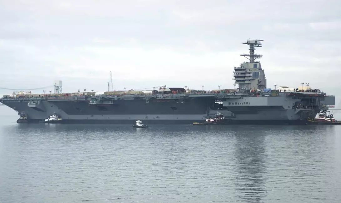 USS Gerald Ford Igiciro: Miliyari 13 z'amadolari Ibikoresho bya gisirikare bihenze cyane ku isi byahindutse, iburyo, indege y’indege "Gerald Ford", ibipimo bitangaje biri hanze y’akarere ka radar y’umwanzi bitewe n’ikoranabuhanga ry’ubujura ryateye imbere. Iyi mana yonyine yintambara irashobora kohereza indege 220 kumunsi - ubu "bushobozi" butangwa ninzira ebyiri hamwe nabakozi bagera ku bihumbi bitanu.