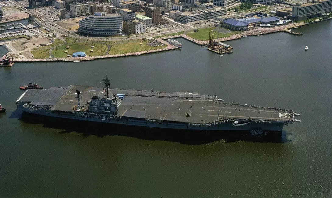 USS America ราคา: 3.4 พันล้านดอลลาร์ อเมริกาเป็นหนึ่งในเรือลำใหม่ล่าสุดของกองทัพเรือสหรัฐฯ ปาฏิหาริย์แห่งเทคโนโลยีทางการทหารบนดาดฟ้าซึ่งมีเครื่องบินจู่โจม 34 ลำรออยู่ที่ปีก สามารถพลิกผลการสู้รบใดๆ ก็ตาม ด้วยระยะการล่องเรือมากกว่า 22,000 ไมล์ทะเล USS America เป็นป้อมปราการที่ขับเคลื่อนด้วยตัวเองอย่างแท้จริงพร้อมทางเลือกในการทำลายล้าง