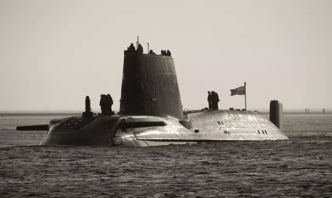 HMS Astute Igiciro: miliyari 4 z'amadolari HMS Astute Royal Navy yo mu mazi ni iy'icyiciro gishya "Nimitz". Vuba aha, iki gitangaza cyubwubatsi cyakwirakwiriye ku nkombe za Scotland, ibyo bikaba byaratanze ibitekerezo byinshi biturutse mubinyamakuru byo mubwongereza. HMS Astute ifite ibikoresho bigezweho bya Spearfish torpedoes, buri kimwe gishobora kurohama ubwato intera y'ibirometero 30 bya nautical. Byongeye kandi, amasasu yo mu mazi arimo misile za Tomahawk zifite intera irenga kilometero 1.000.