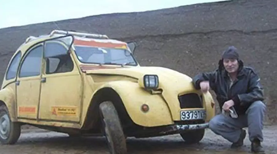 El coche de un electricista falló en medio del desierto. En 12 días, convirtió el automóvil en un medio de salvación.