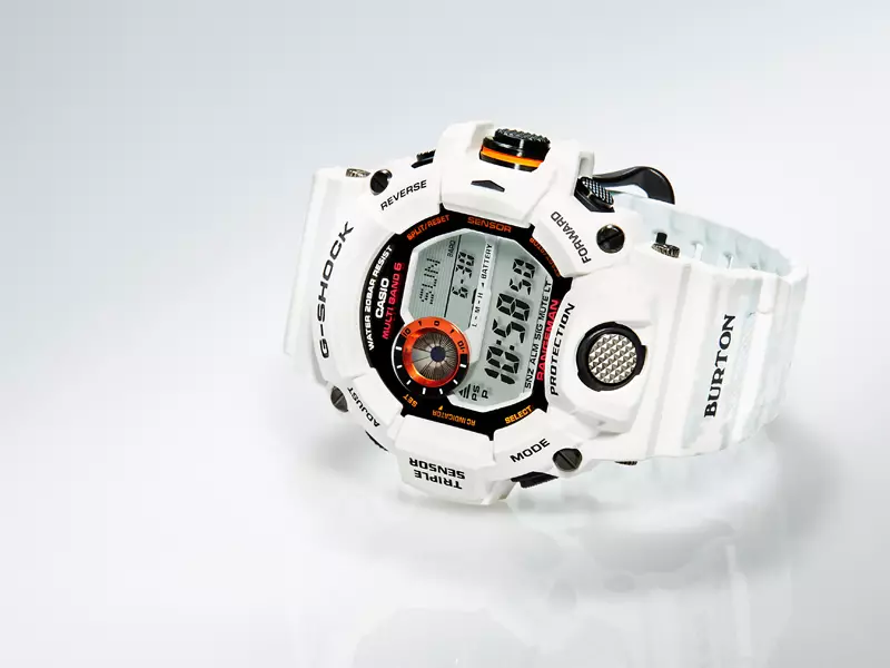 Relojes Casio G-Shock Burton Tres años después del lanzamiento de la primera colaboración sensacional entre G-SHOCK y Burton, las empresas se fusionaron nuevamente. Esta vez, el reloj GW9400BTJ-8 de edición limitada está diseñado para las condiciones invernales más duras. Además de la legendaria resistencia a los golpes, el reloj está equipado con tres sensores que le permiten medir la temperatura, la presión, la altitud y usar una brújula. El modelo es impermeable hasta una profundidad de 200 m. El botón principal del modelo Rangeman, que es un único punto de acceso a información importante en situaciones extremas, tiene una estructura cilíndrica única, por lo que está protegido de cualquier influencia externa y nunca lo hará. decepcionarte.