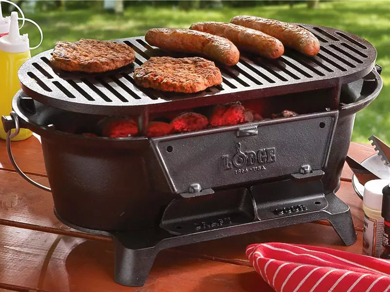 Ang Kamping Brazier Lodge Ang Portable Cast Iron Brazier Grill ay isang kumpletong hob na may kakayahang magbigay sa iyo ng isang masarap, kumpletong pagkain nasaan ka man. Magaan na uling at magprito ng karne, gulay, sopas, lugaw o sopas ng isda. Ito ay isang kailangang-kailangan na pagpipilian para sa mga mahilig sa mga cottage sa tag-init, kamping o pangangaso. Ang pinakalumang tagagawa ng mga kagamitan sa cast iron sa mundo, ang Lodge ay gumagawa ng mga kagamitan na walang petsa ng pag-expire at maaaring tumagal nang higit sa isang henerasyon.