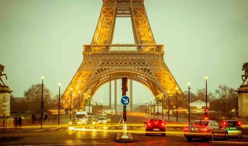 Paris France Paris ka bụ onye isi okporo ụzọ kacha mma na mba ahụ, mana n'ime ime ime obodo France ị nwere ike chere maka mmezi ma ọ bụrụ na achọrọ. Ọbụna okporo ụzọ ndị nweere onwe ha nke obodo nwere ọmarịcha ụzọ okporo ụzọ.