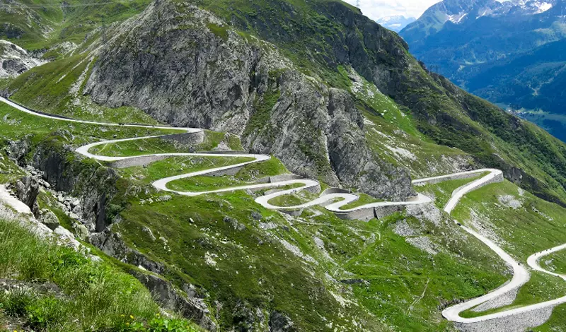 Paso Stelvio Italia Quizás el sendero que atraviesa el Paso Stelvio no parece el más aterrador; sin embargo, a pocas personas les gustará esta sección de la carretera, donde el viento se esfuerza por arrojar incluso un camión pesado al abismo. Solo tres kilómetros de pista son percibidos por los conductores como un calvario: curvas cerradas, mala calidad de cobertura y viento que agota más que las carreras urbanas.