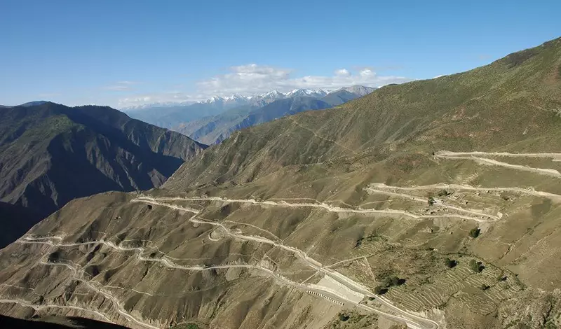 Carretera Sichuan-Tíbet China 7.500 muertes por cada 100.000 conductores: después de estadísticas tan sombrías, inevitablemente se asustará de esta, casi la carretera más peligrosa del mundo. Deslizamientos de tierra repentinos, avalanchas y clima cambiante: simplemente no vale la pena curiosear aquí por curiosidad.