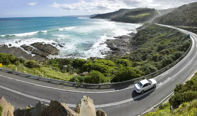 Great Ocean Road Australia Great Ocean Road går langs kysten, slik at sjåføren kan nyte den vakre omgivelsene. Motorveidekning etterlater fortsatt mye å være ønsket, men komfort og sikkerhet forblir på et ganske høyt nivå.