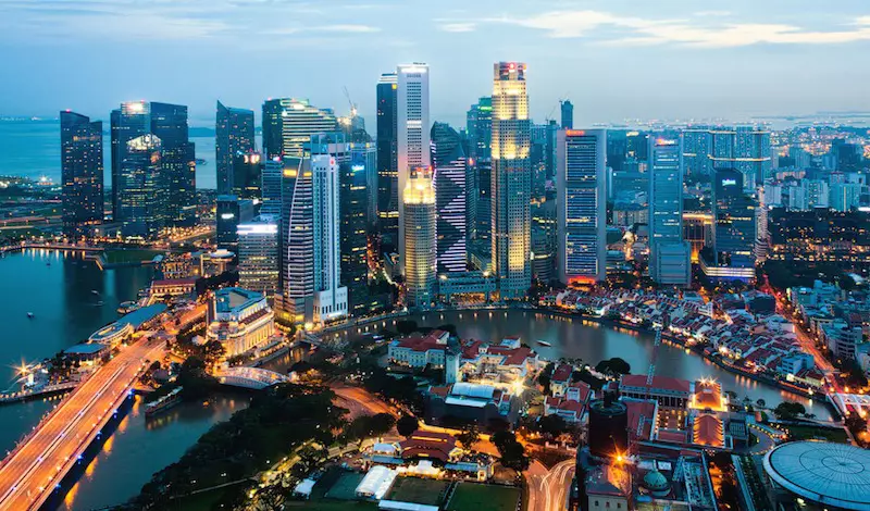 Singapore Singapore er en ekte perle i kronen på den asiatiske dragen. Bystaten bruker mye penger på å holde veiene i utmerket stand, og i flere år har den vært på kortlisten over de beste motorveiene i verden.