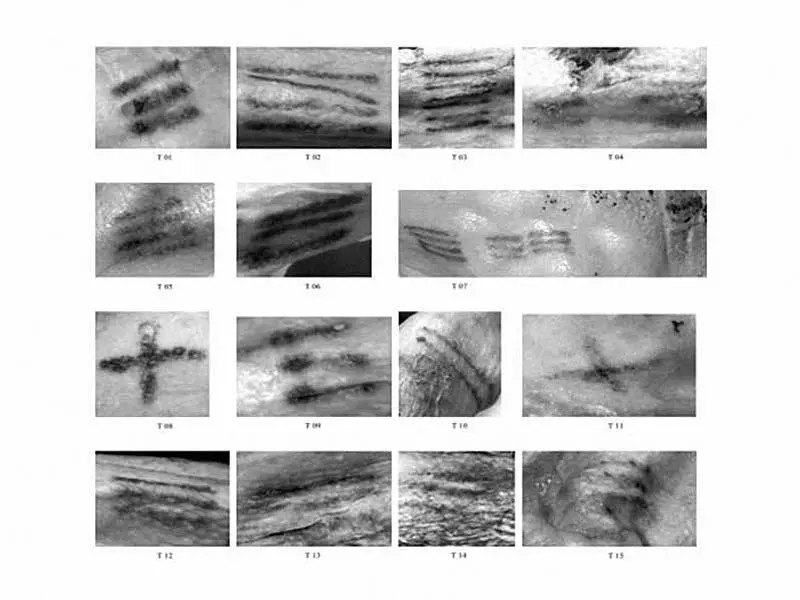 Ang momya ng Ötzi ay natagpuan sa mga bundok ng Tyrolean noong 1991. Ang buong katawan ng isang sinaunang tao ay natatakpan ng isang simpleng tattoo, na kung saan ay isang hanay ng mga tuldok at guhitan, na ginawa, gayunpaman, medyo husay. Sa kabuuan, mayroong 61 mga tattoo sa katawan ni Ötzi.