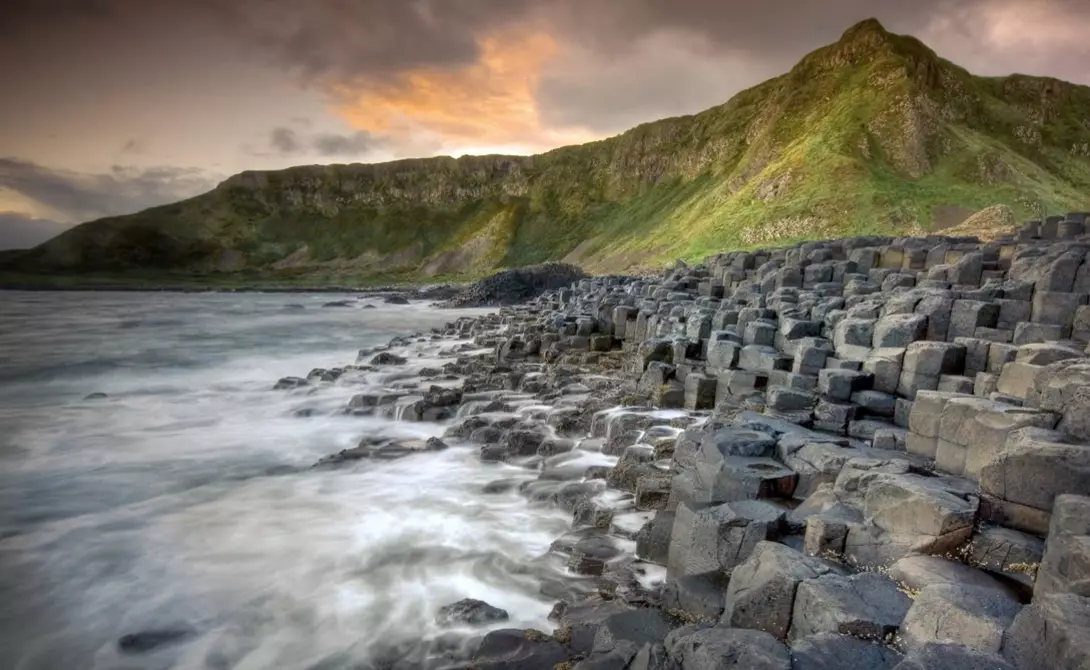 Trail of the Giants Ireland Cet impressionnant sentier a été formé il y a environ 50 millions d'années. La lave enflammée est entrée en collision avec la mer et a formé des colonnes polygonales. Le Sentier des Géants se compose de 4 000 piliers de basalte, que des gens du monde entier viennent voir.