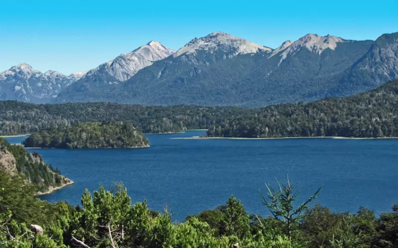 Nahuel Huapi Sa lawa na ito sa Argentina Patagonia na may misteryosong pangalan na pumupukaw ng mga kawili-wiling asosasyon sa mga mamamayang Ruso, nakatira ang halimaw na Loch Ness - Nahuelito. Ayon sa mga paglalarawan ng mga nakasaksi, ito ay isang napakalaking, hindi bababa sa 20 metro ang haba, kulay-pilak na reptilya na may jagged ridges sa likuran nito. Noong Enero 4, 1994, humigit-kumulang 20 katao ang nakakita kay Nahuelito na nagsasabog sa lawa, na nagtataas ng maliliit na alon.