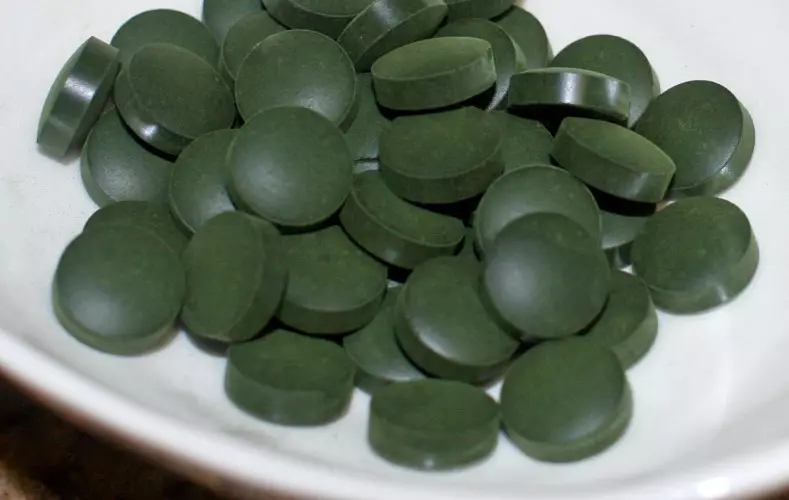 30 spirulina -tablette bevat 4,6 gram proteïen - dieselfde as in 'n halwe glas melk. Een amandel bevat 25% meer proteïene. En die vraag ontstaan: is dit die moeite werd? Sou dit nie beter wees vir dieselfde hoeveelheid geld wat u spandeer op die aankoop van hierdie superkos om melk te koop nie en 30 keer meer proteïene kry?