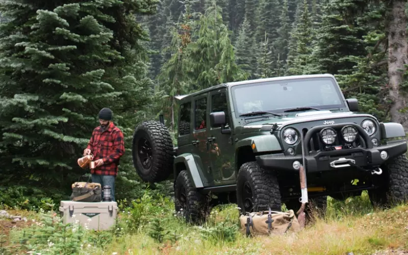 Filson Edition AEV Wrangler The Filson Edition AEV Wrangler مشہور بیرونی سازوسامان بنانے والی کمپنی Filson اور افسانوی جیپ کے مابین تعاون کا پھل ہے ، جو اس خیال کا مجسم ہے کہ ایک حقیقی امریکی SUV کیسی ہونی چاہیے۔ جیپ 5.7 اور 6.4 لیٹر ڈیزل انجنوں کے انتخاب سے چلتی ہے ، جبکہ آف روڈ کشننگ ڈوئل اسپورٹ ایس سی معطلی اور 35 انچ پہیے BFGoodrich Mud-Terrain KM2 ٹائروں میں لپیٹے ہوئے ہیں۔