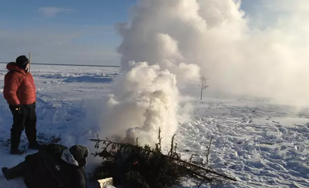 Puteți utiliza, de asemenea, un foc de foc pentru a vă semnaliza locul. Iarba, mușchiul umed și acele proaspete produc un fum gros și negru, care va fi clar vizibil de departe. Un foc de semnalizare trebuie făcut într-un loc deschis și ridicat.