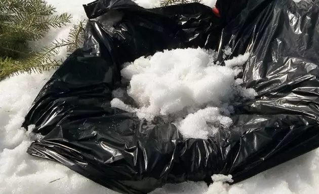 Podes beber crua só auga corrente. Calquera outro debe ser desinfectado polo menos por ebulición normal durante 10 minutos. Se non hai fontes nas proximidades, terá que beber neve. Non paga a pena comer, ben, agás nos casos máis extremos. En primeiro lugar, seca a gorxa e, en segundo lugar, pódese enfermar rapidamente. Podes derreter a neve nunha bolsa de plástico, colocándoa no teu corpo ou sobre ela, colocándoa ao sol ou xunto a un lume.