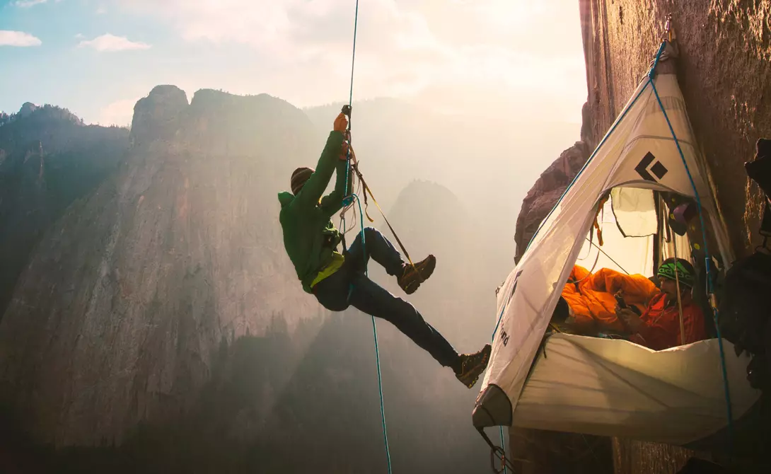 Ar Ionawr 14, 2015, cwblhaodd pâr o ddringwyr proffesiynol, Tommy Caldwell a Kevin Jorgesson, y ddringfa rydd gyntaf ar El Capitan, a ystyrir yn llethr anoddaf yn y byd.