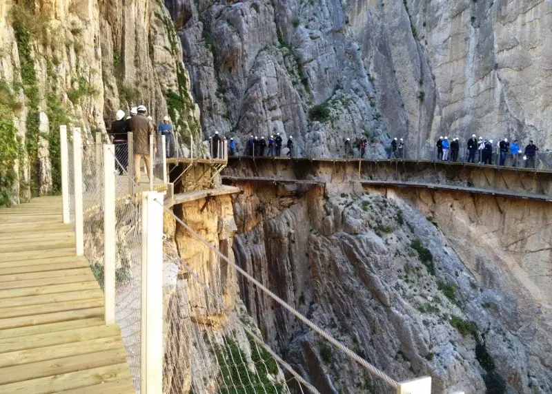 El Caminito del Rey, Spanje Strikt genomen is dit niet eens een brug, maar een pad van 3 kilometer gemaakt van krukken en spoorrails die de kloof in zijn gedreven. Het pad werd in 1905 aangelegd voor arbeiders die betrokken waren bij de bouw van de Conde del Guadalorce-dam. Vanwege de noodtoestand was de plaats jarenlang gesloten voor toeristen, maar op 26 maart, na een langdurige reconstructie, zullen de Spaanse autoriteiten de Royal Trail heropenen voor adrenalineliefhebbers.