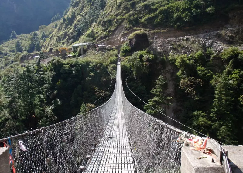 Ghasa, Nepal El puente se construyó para reducir los atascos causados ​​por los rebaños de animales que suben y bajan constantemente por las estrechas carreteras de montaña. El puente es utilizado regularmente por los lugareños para conducir animales, así como por los turistas que quieren su adrenalina y algunas fotos para arrancar.