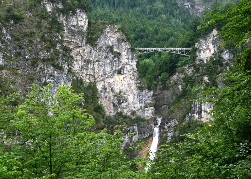 Marienbrücke, Alemania El puente sobre el desfiladero de Pollat ​​se encuentra a una altitud de 92 metros. Desde aquí se puede ver el castillo más famoso de Alemania, Neuschwanstein, y una cascada de 45 metros cae justo debajo del puente.