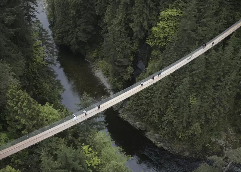 Capilano, Vancouver Der Capilano Park gilt als eine der Hauptattraktionen von Vancouver. Die Ingenieure verbanden die Ufer des gleichnamigen Flusses mit einer Hängebrücke. Um auf die andere Seite zu gelangen, müssen Sie 137 Meter auf klapprigen Brettern gehen, die sich über einem 70 Meter langen Abgrund befinden.