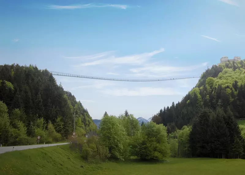 Highline 179, Österreich Die Burgruine Ehrenberg und das alte Kastell Claudia in Reutte sind durch die 403 Meter hohe Brücke Highline 179 verbunden, die Breite der Brücke beträgt 1,2 Meter. Die Brücke befindet sich auf einer Höhe von 113 Metern.