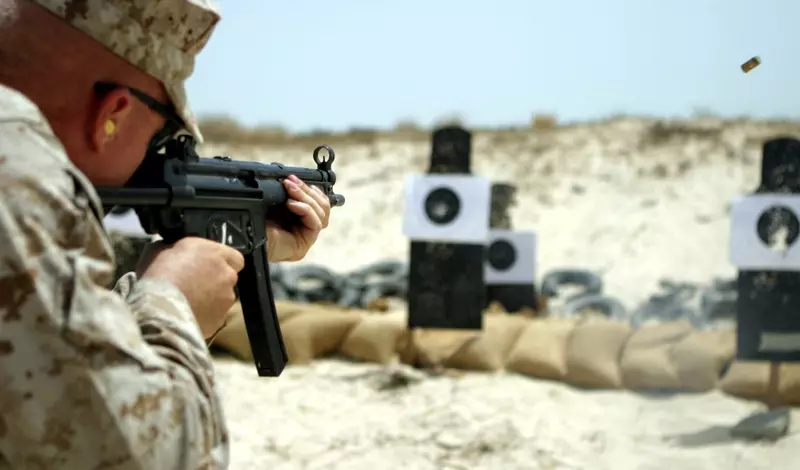 Tiro A ideia de atirar com uma arma de fogo real agradará a todos os homens. É muito mais fácil do que parece: você nem precisa ir caçar. Basta inscrever-se num clube adequado, ao mesmo tempo que pode fazer o curso de um jovem lutador.