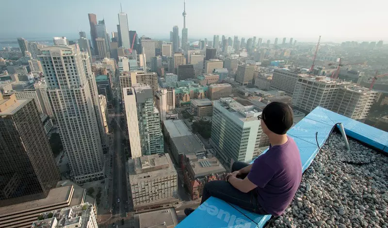 Nge-visor evulekileyo Eyona inzima kwaye, kwangaxeshanye, yeyona ndlela isebenzayo yokujongana ne-acrophobia, sigcine okokugqibela. Zoyise ngokwakho kwaye uqalise ukubandakanyeka kwimisebenzi efuna ukungqubana rhoqo noloyiko. Qala ngodonga olunyukayo: umgangatho othambileyo kunye nebhele kuya kukunceda ujongane nohlaselo lokuqala lokuphakuzela. Phuma uye kwi-balcony rhoqo kwaye ujonge phantsi. Kwaye, ekugqibeleni, tsiba ngeparachute - kungcono ngakumbi kunakuqala.