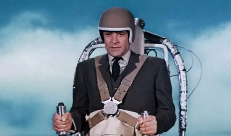 Jetpack Movie: Fireball En av Sean Connerys mest episke opptredener som Agent 007 kommer fra en jetpack. Nå, når slike gadgets blir samlet av entusiaster, er det allerede vanskelig å forstå den tidens publikums glede. Hjelmen ser spesielt søt ut: barn, husk at hvis du skal fly på jetpack, må du bruke hjelm!