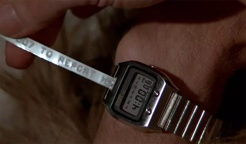 Žiūri filmą: „Iš Rusijos su meile“ Bondui pavyko įžeidinėti visus pagrindinius mūsų laikrodžių prekės ženklus. „Rolex“, „Seiko“, „Omega“: specialiojo agento laikrodis mokėjo šaudyti, siųsti ataskaitas ir tiesiog rodyti tikslų laiką.