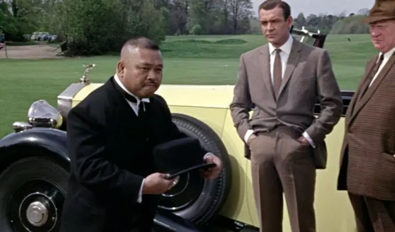 Brimmed Hat filmas: „Goldfinger“ Gerai, ši programėlė nepriklauso pačiam Bondui, bet mes tiesiog negalėjome jo neįtraukti į sąrašą. Skrybėlė su smarkiai aštriomis briaunomis tapo kone įsimintiniausiu franšizės ginklu, o japonų asmens sargybinis pateko į geriausių agento 007 antiherojų dešimtuką.