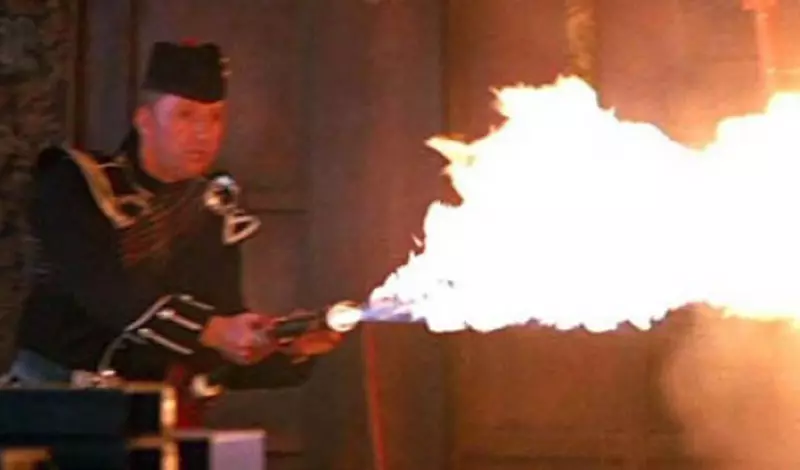 Flamethrower Bagpipe Film: “The World Is Not Enough” Roger Moore ga fra seg huden på en spesialagent til Pierce Brosnan - men advarte ikke om alle merkelighetene i yrket. Den nye spionen måtte finne ut av seg selv på slike fantastiske ting i galskapen sin, som for eksempel flammekaster -sekkepipene.