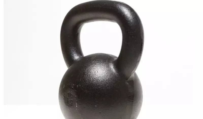 Kettlebells Mo le a: tauʻau, lima, abs Kettlebell o se le amanaʻia galo, ae o loʻo faia renaissance mea faigaluega e tatau ona mautinoa lava i totonu o auupega o taʻaloga taʻaloga uma. O le Kettlebell e le gata ina mafai ona atiaʻe le malosi faʻaletino, ae aʻoaʻo foʻi ia te oe ia lagona le paleni o lou tino. Lenei o le a mautinoa lava o le a faigofie ona maua mo tagata uma o loʻo auai i martial arts.