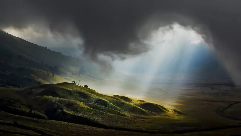 I visitatori di Bromo possono scalare il vulcano o il vicino Monte Penanyakan, che offre anche splendidi panorami. In generale, l'intera area è ideale per una passeggiata attiva. Bromo è particolarmente bello all'alba, quando i raggi del sole donano alle montagne una bellezza ultraterrena. Ma trattandosi di un vulcano attivo, alcuni territori sono ancora inaccessibili ai turisti.