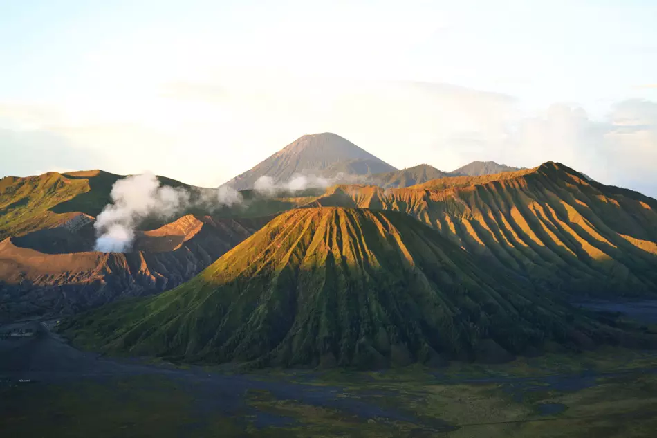 Bagi mereka yang tinggal di kaki Tengers, gunung berapi itu suci. Penumpang adalah salah satu dari sedikit yang masih mengamalkan agama Hindu di Jawa. Pada zaman dahulu, mereka terus diserang oleh Kerajaan Majapah. Setelah kemunculan umat Islam Madura pada abad ke-19, mereka dipaksa bergerak lebih dekat ke gunung, dan hari ini terdapat sekitar 30 perkampungan Tenger dekat atau di wilayah taman nasional.