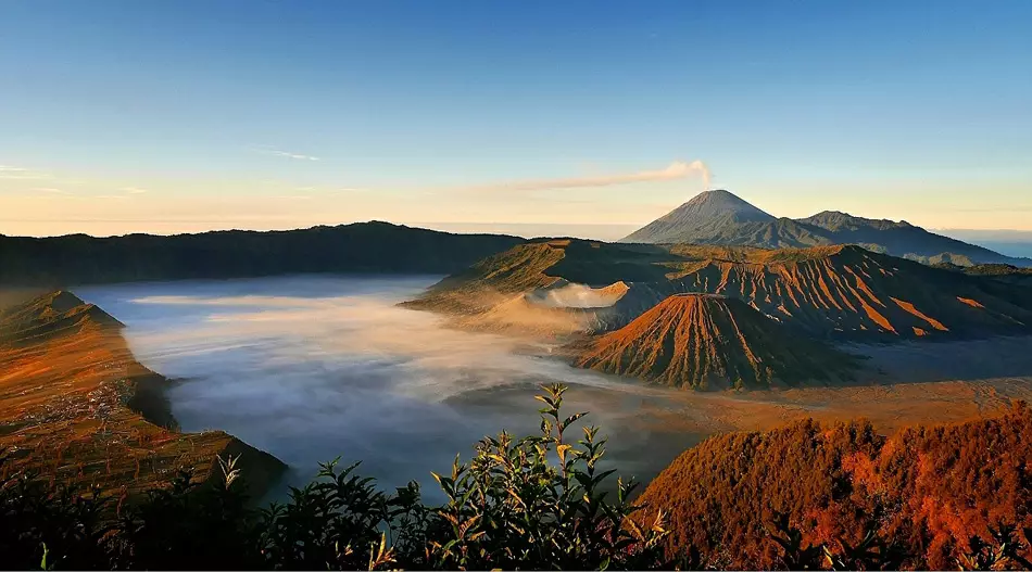 La leggenda dice anche che sebbene il regno fosse fiorito, i sovrani non potevano avere un erede. Dopo lunghe giornate di preghiera sul vulcano Bromo, il dio Hang Vidi Vasa apparve alla principessa e a suo marito, che era pronto a soddisfare le loro richieste, ma in cambio di una condizione: che l'ultimo dei loro figli sarebbe stato sacrificato al vulcano . Disperati, furono d'accordo. Come promesso da Dio, Roro e Yoko hanno avuto figli - ben 25 - ma alla fine non hanno potuto, come promesso, dare il più giovane, il principe Kesuma, in sacrificio al vulcano. Hang Vidi Wasa non poté sopportare il rifiuto e provocò un'eruzione mostruosa, che prese ancora il bambino. Per placare la divinità, i fratelli e le sorelle di Kesuma portarono doni al cratere. Questo rituale continua ancora oggi.