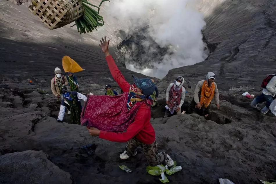 हर साल, स्थानीय टेंगर ज्वालामुखी को यादनाय कसदा उत्सव के दौरान उपहार लाते हैं: फूल, फल, सब्जियां और मवेशी। यह सब ज्वालामुखी के काल्डेरा में डाला जाता है। अनुष्ठान का आयोजन पुरा लुहुर पोटेन नामक मंदिर द्वारा किया जाता है, जो रेतीले सागर में स्थित है और पूरी तरह से ज्वालामुखीय चट्टानों से बना है।