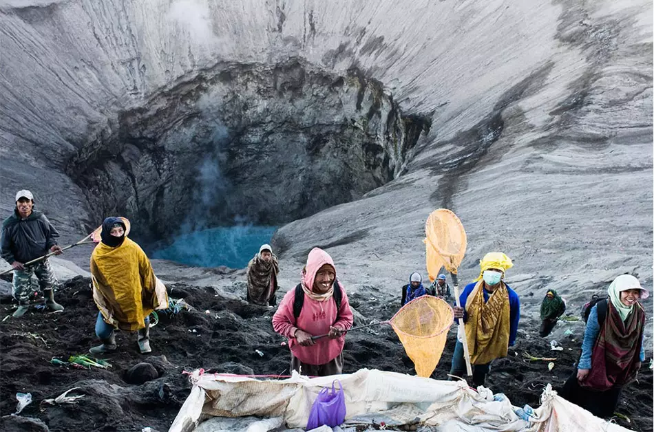 Mengingat senario yang menghiburkan, tidak hairanlah taman nasional ini menarik banyak pelancong. Selain Bromo, orang pergi melihat pemandangan yang tidak biasa di sekitarnya, termasuk Laut Pasir yang telah disebutkan, tebing tinggi dan puncak gunung berapi lain. Semua ini menarik kerana tidak disesuaikan dengan kehidupan.